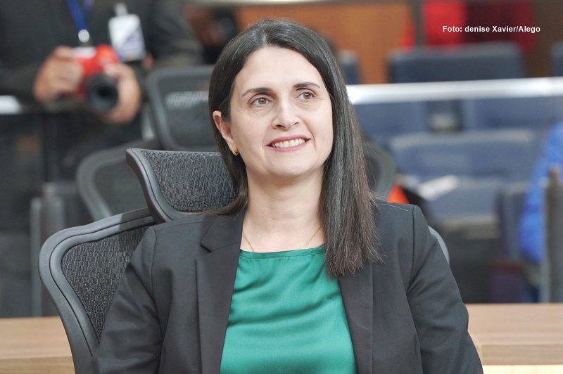 Deputada Vivian Naves propõe casas de abrigo para mulheres vítimas de ... Deputada Vivian Naves propõe casas de abrigo para mulheres vítimas de ...